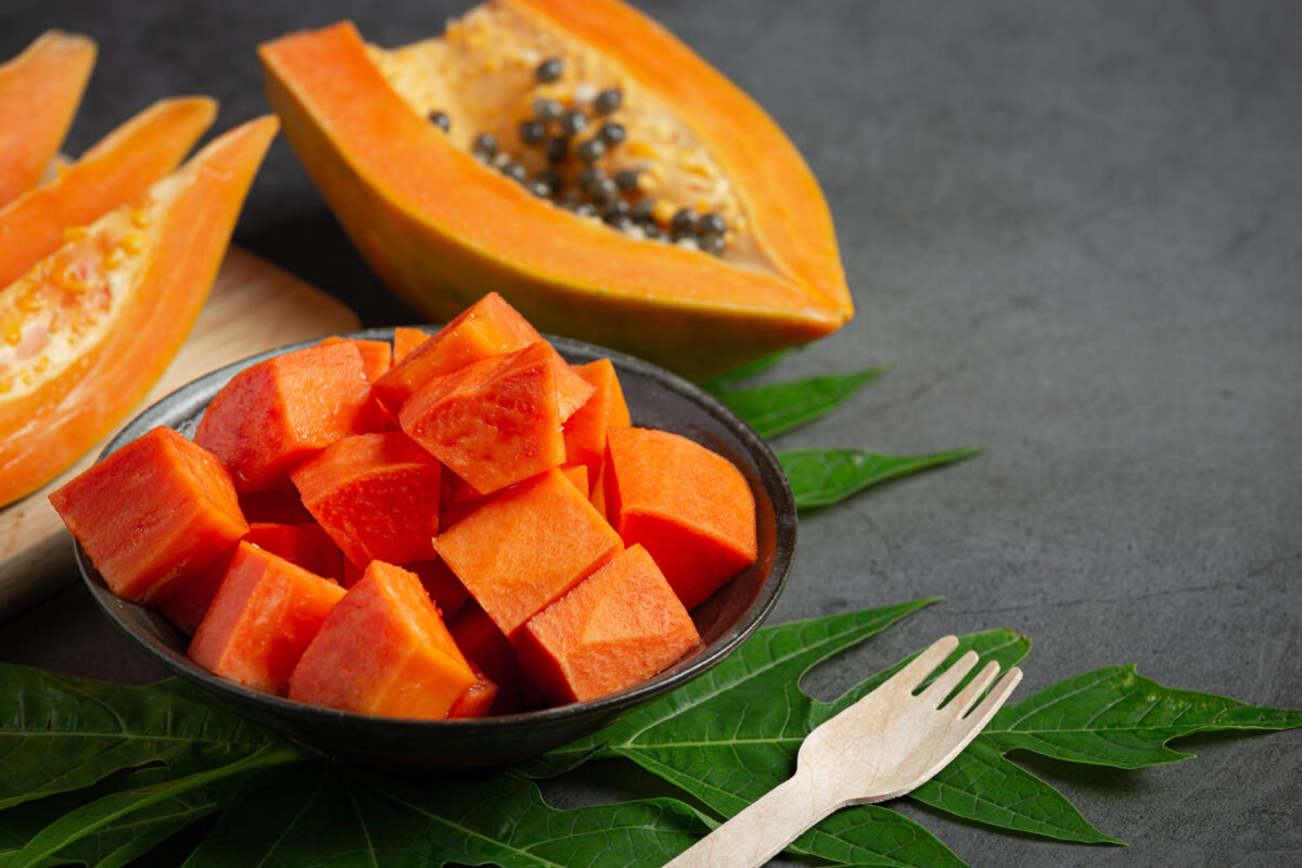 How to cut a papaya - ChampsDiet.com